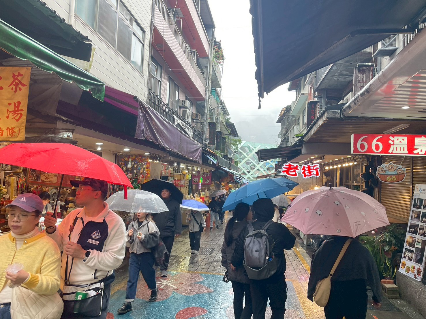 天氣冷颼颼 烏來老街聖誕假期人潮回溫泡湯吃美食 原住民族文化事業基金會